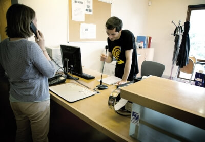 12 tips to welcome a deaf or hard of hearing person